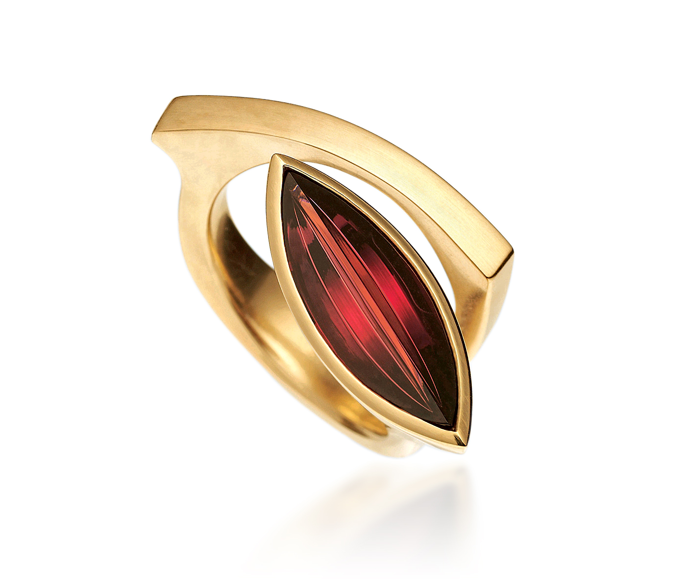 Angela Hübel Ring »Lagune Navette« mit Granat | Galerie Spandow Berlin